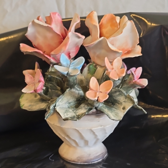 Capodimonte | Accents | Capodimonte Elegant Floral Ceramic Vase With ...